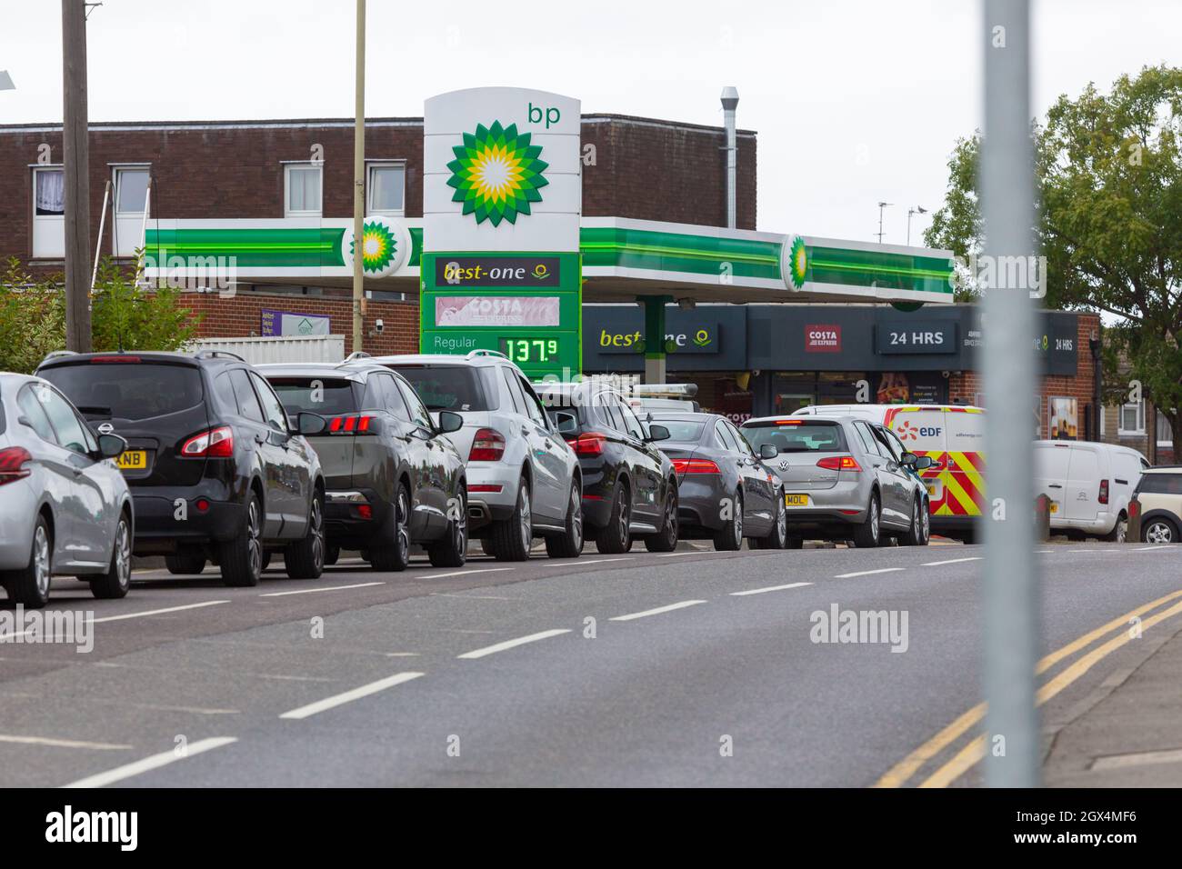 Petrol shortages, long queues for fuel at a bp petrol station, ashford, kent, uk Stock Photo - Alamy