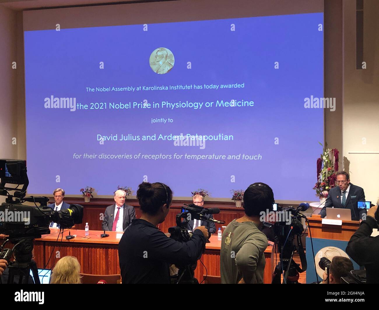 Stockholm, Sweden. 04th Oct, 2021. Thomas Perlmann (back, r), Secretary of the Nobel Assembly ...