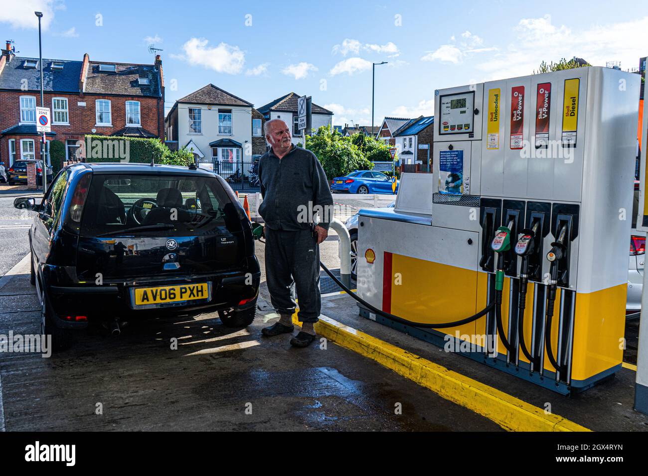 Shell filling stations hi-res stock photography and images - Alamy