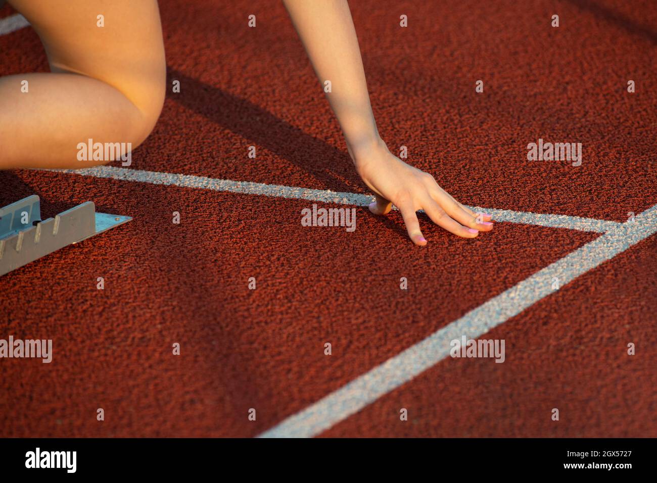 Female sprinter starting block hi-res stock photography and images - Alamy