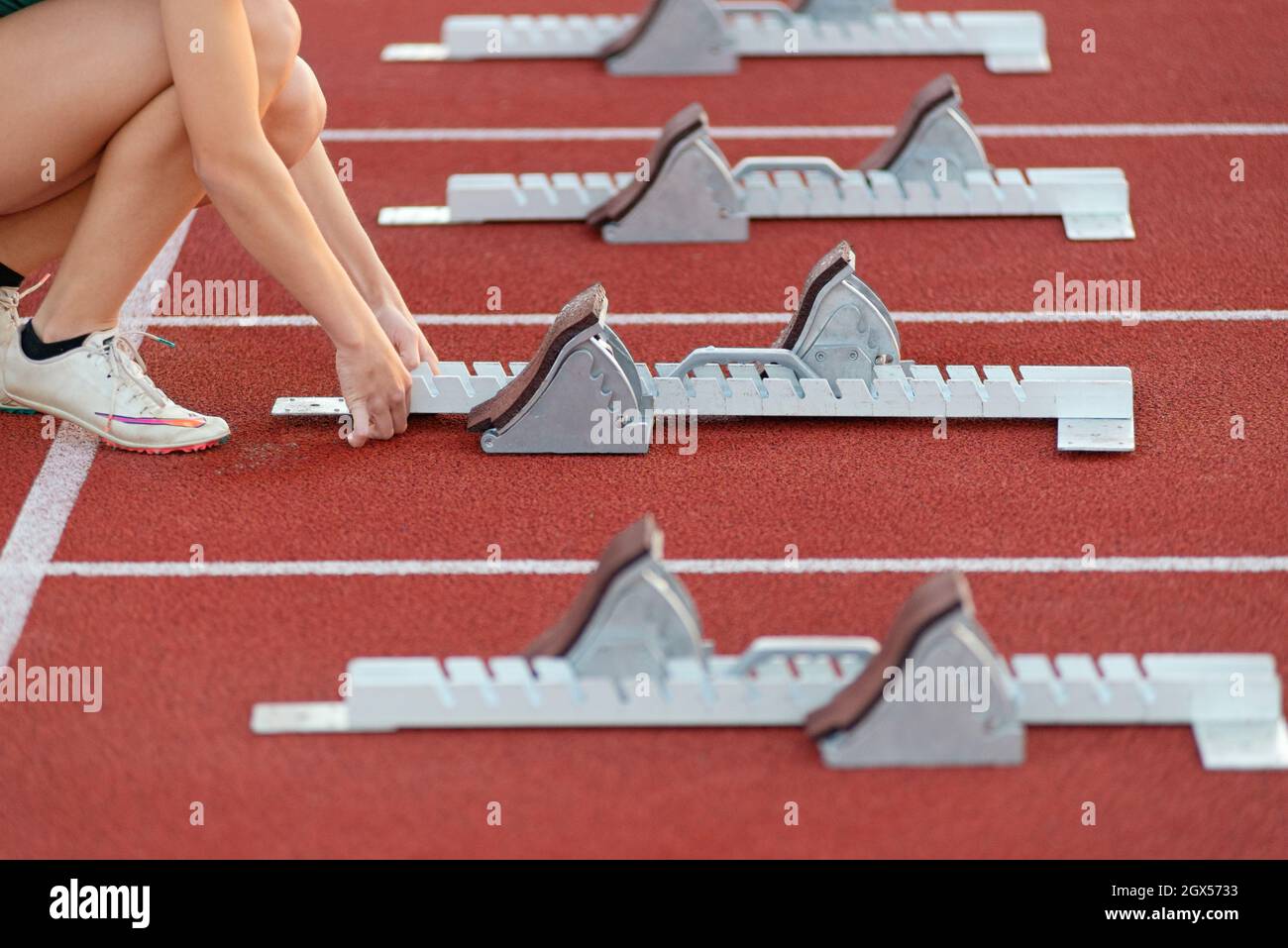 Female sprinter starting block hi-res stock photography and images - Alamy