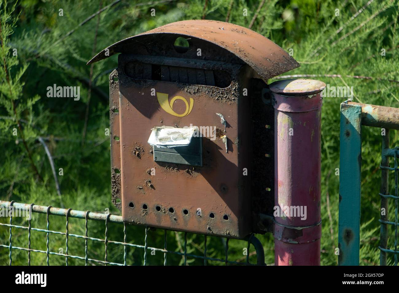 Box wire fence hi-res stock photography and images - Alamy