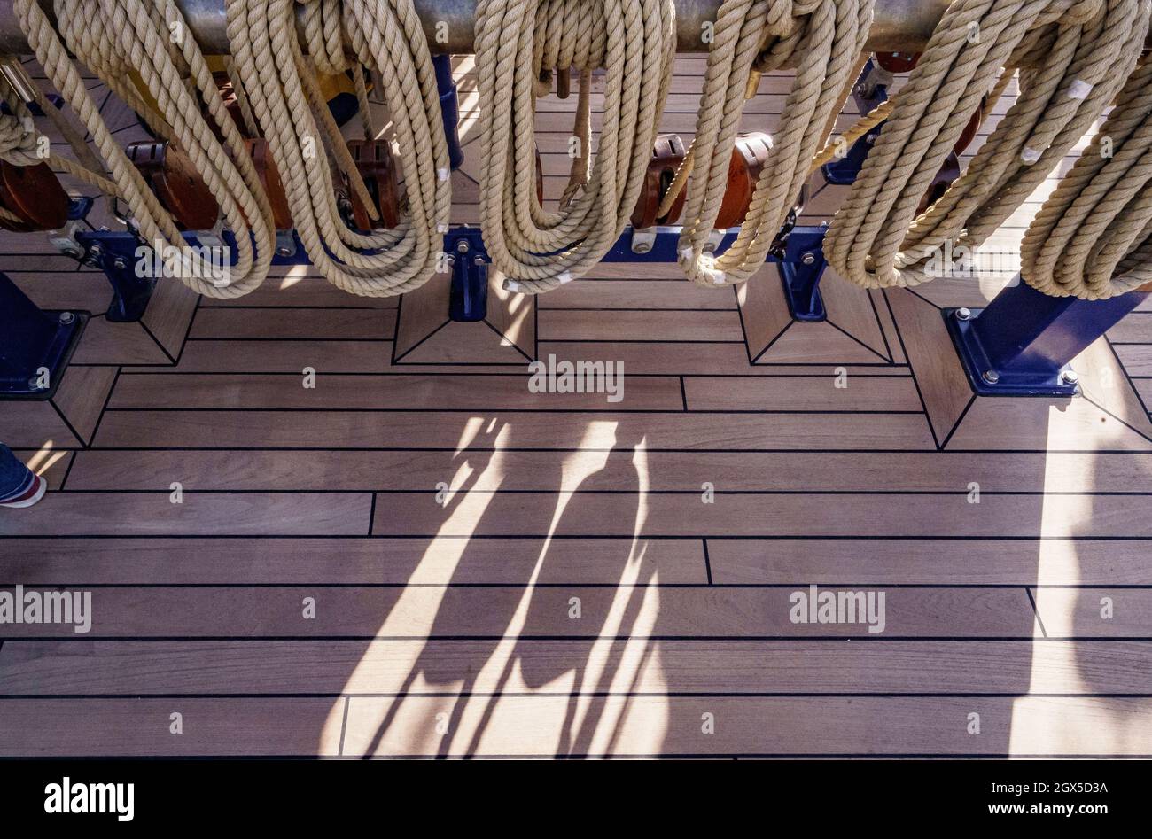 04 October 2021, Schleswig-Holstein, Kiel: Ropes hang above the boat ...