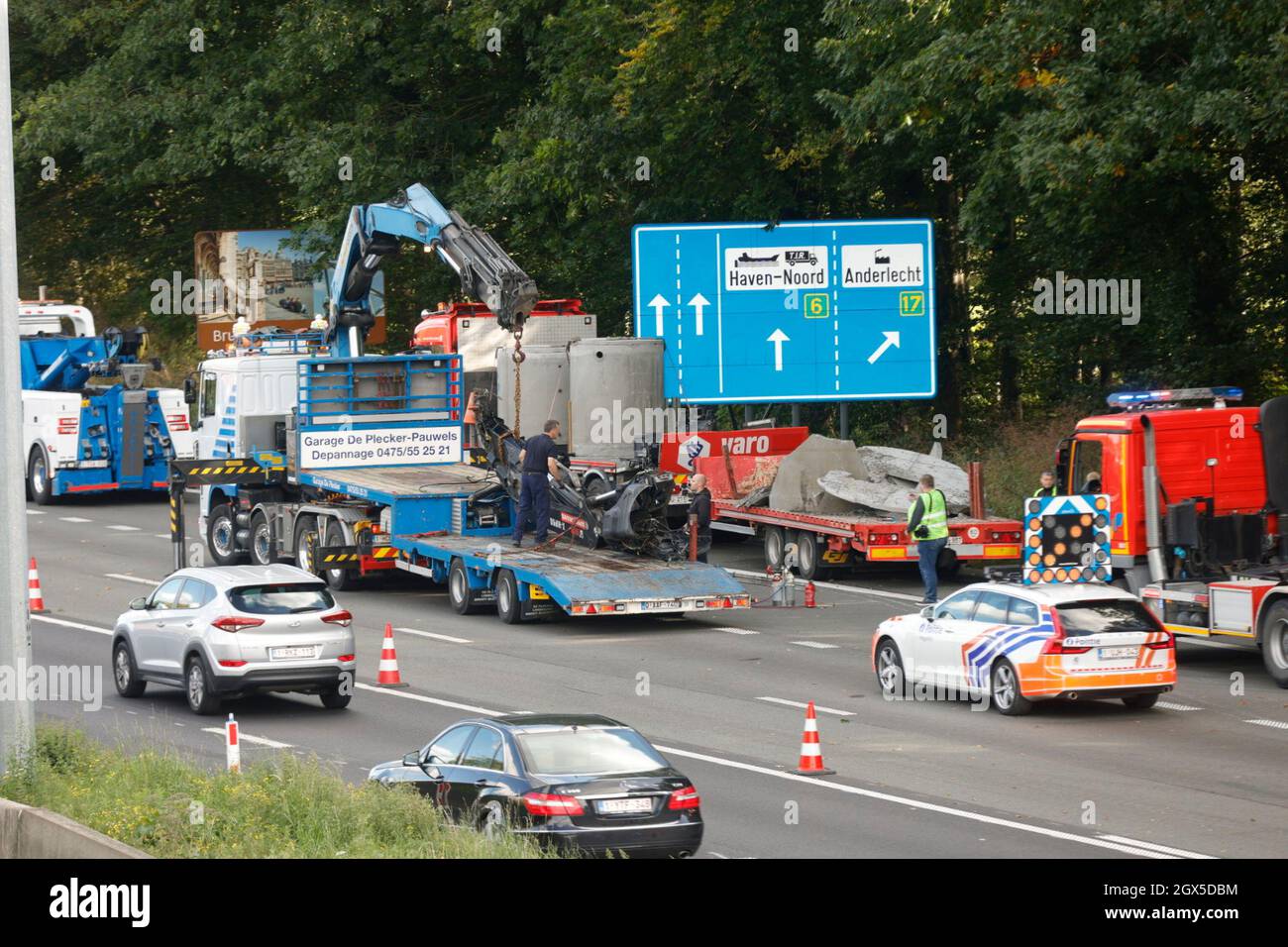 Illustration picture shows a traffic accident blocking the Brussels R0 ...
