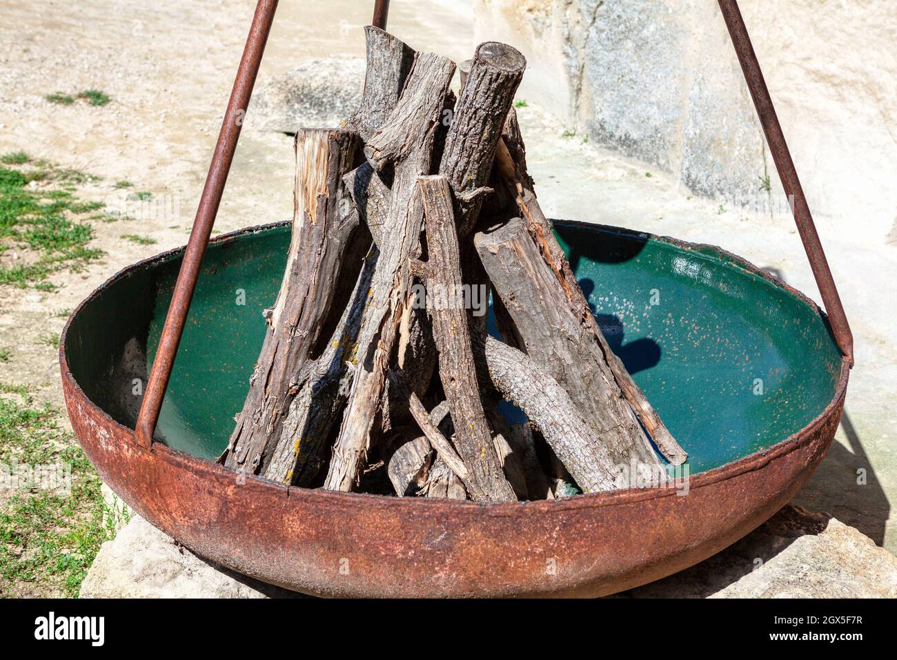 Woods for a ideal campfire . Cauldron for picnic Stock Photo - Alamy