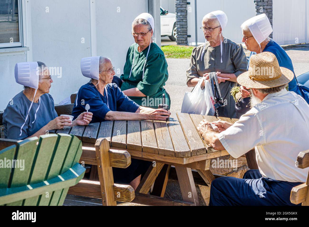 Mennonite women hi-res stock photography and images - Alamy