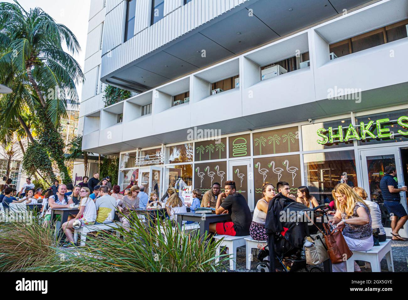 Al fresco sidewalk outside outdoor tables crowded hi-res stock ...