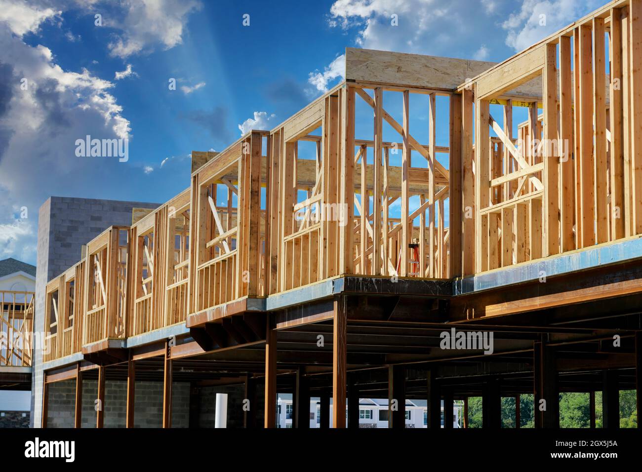 Exterior view construction new residential home Stock Photo - Alamy