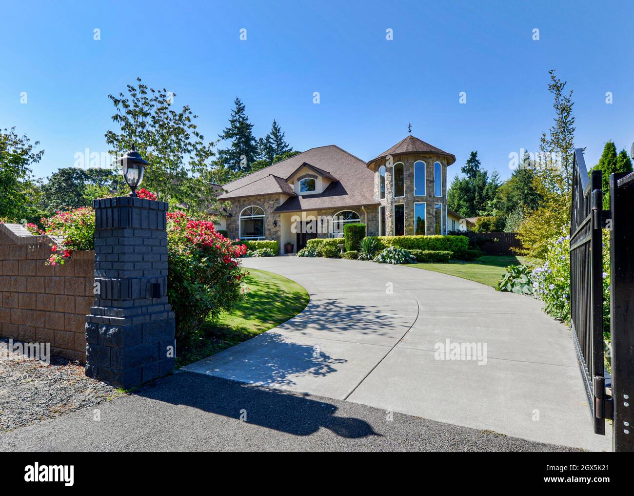 Luxury residential building exterior hi-res stock photography and ...