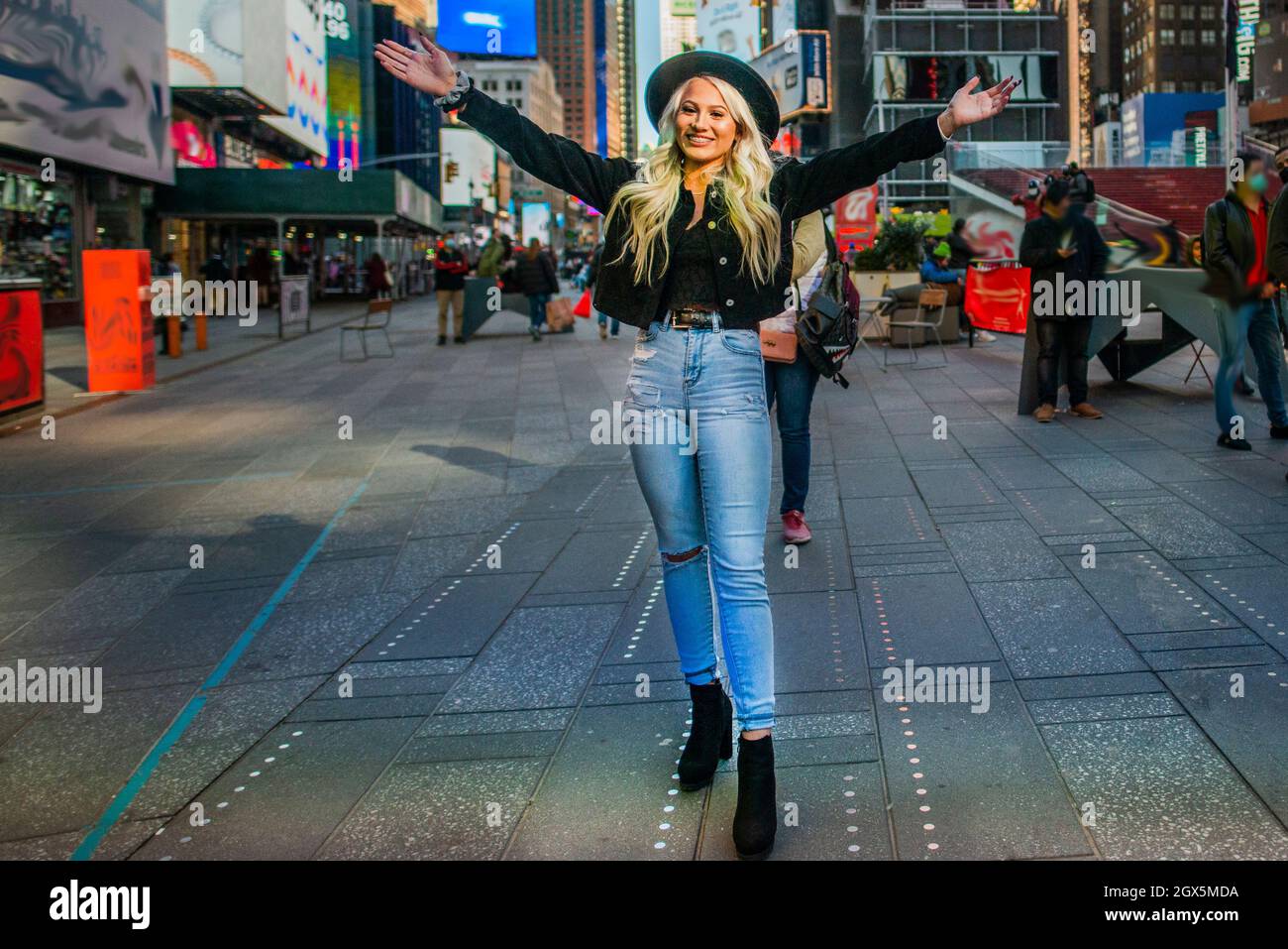 Girl posing in Times Square Stock Photo - Alamy