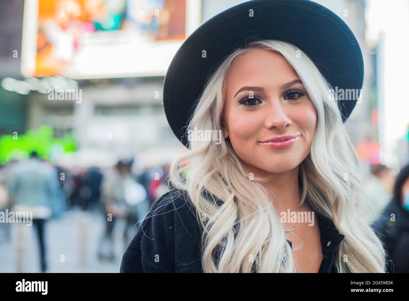Girl in the square hi-res stock photography and images - Alamy