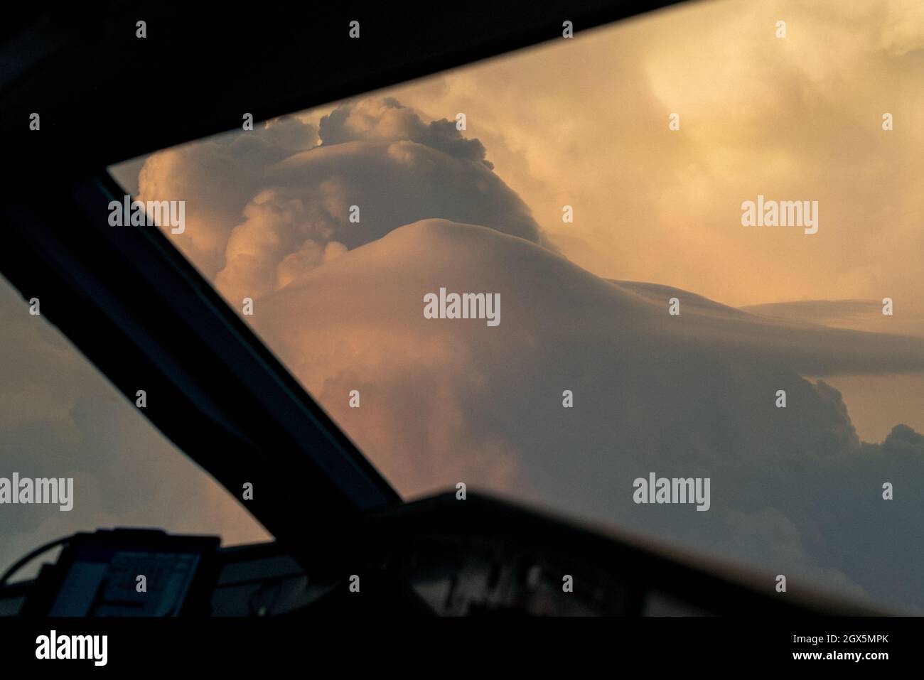 Airliner cockpit hi-res stock photography and images - Alamy