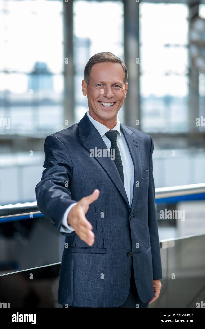 Man holding out his hand forward in greeting Stock Photo - Alamy