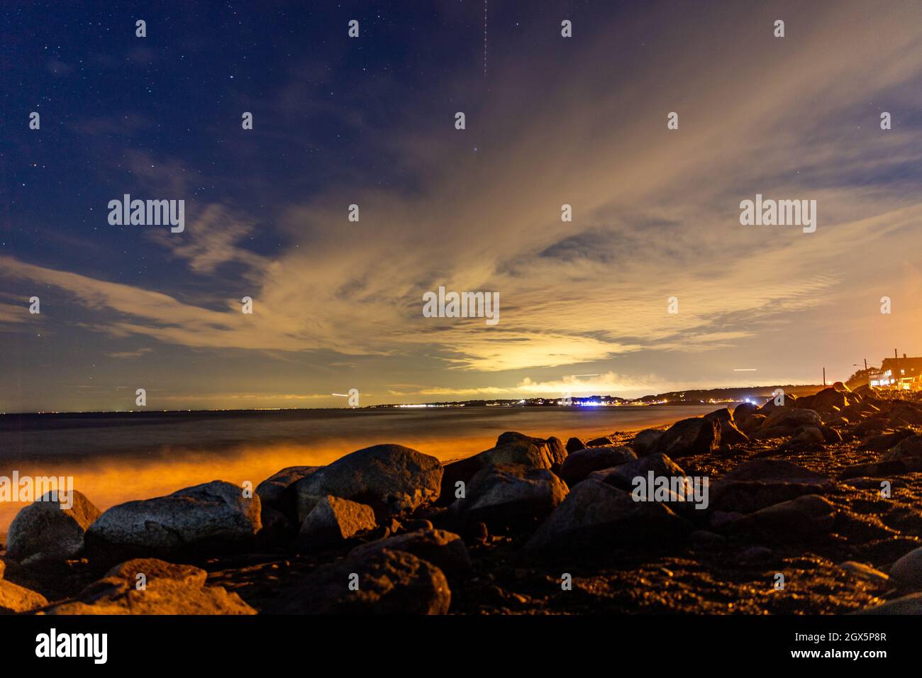 Stars over ocean dark night hi-res stock photography and images - Alamy