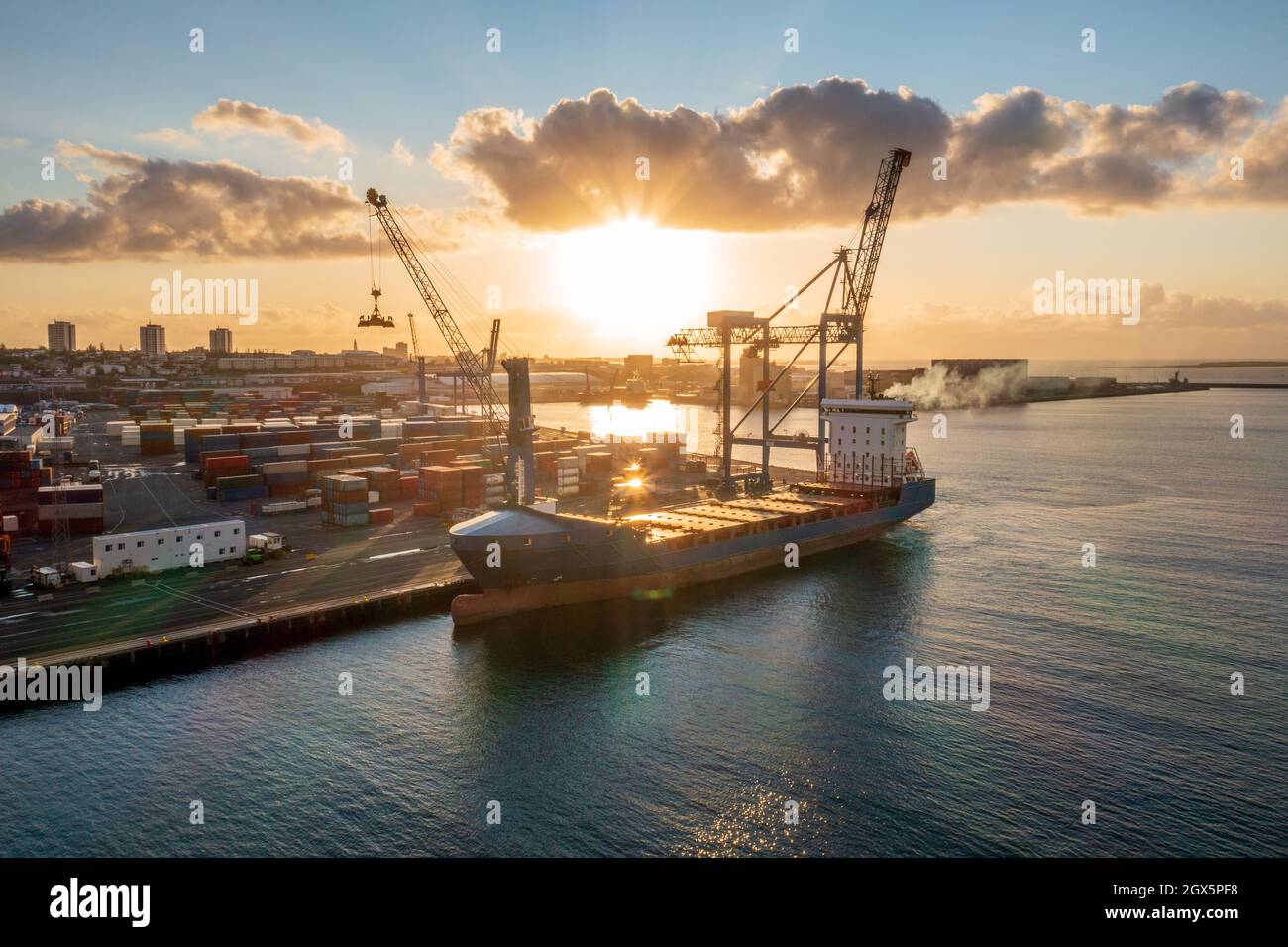 Empty cargo ship hi-res stock photography and images - Alamy