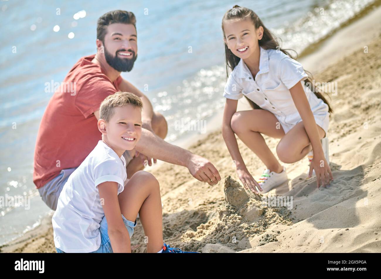 Kids making sand castle beach hi-res stock photography and images - Alamy