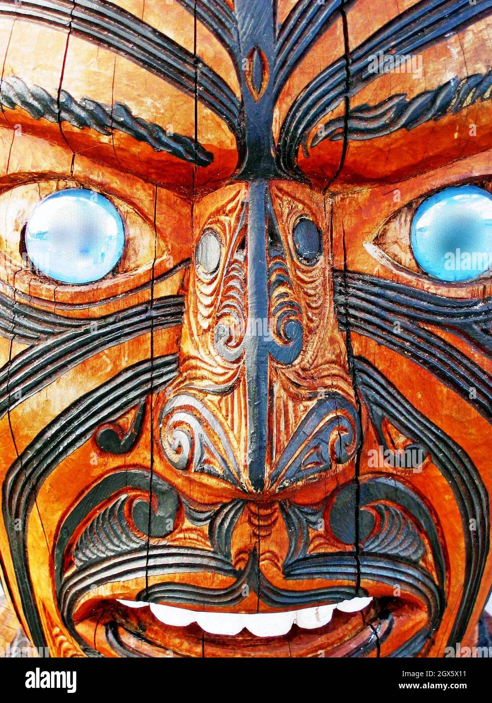 Maori ta moko wood carved face hi-res stock photography and images - Alamy