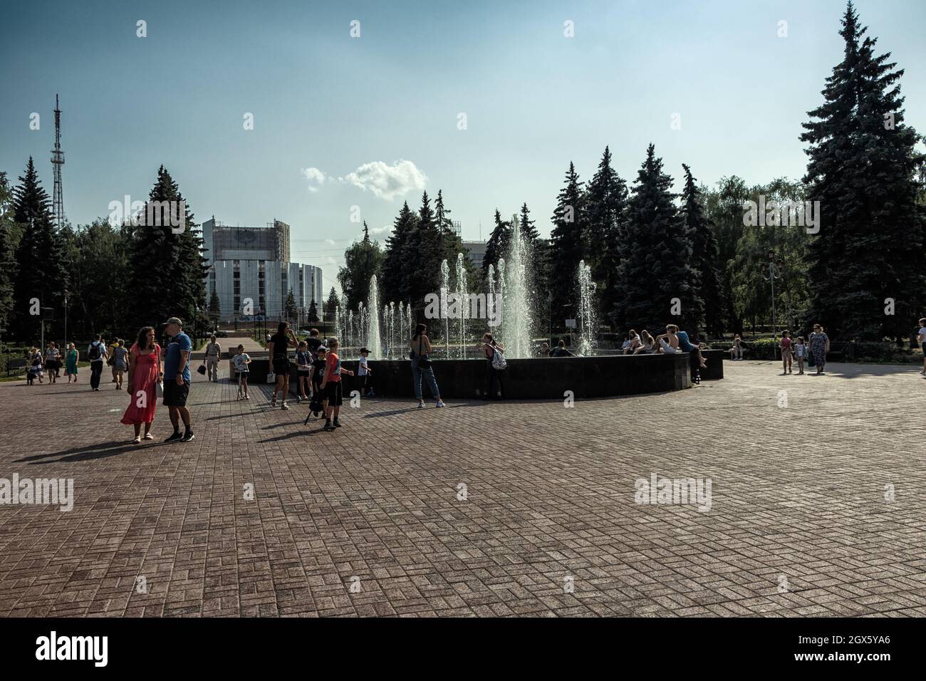 Working fountain people resting hi-res stock photography and images - Alamy