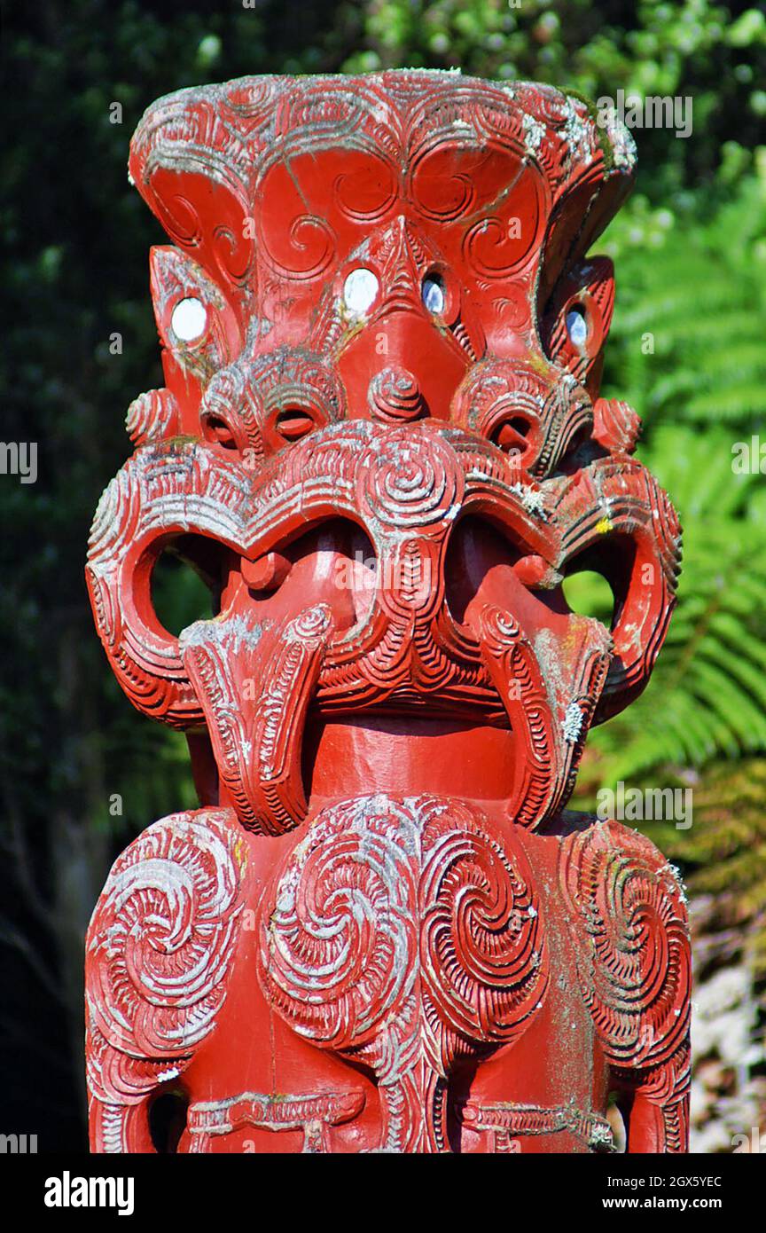 Maori tekoteko tongue paua shell eyes hi-res stock photography and ...