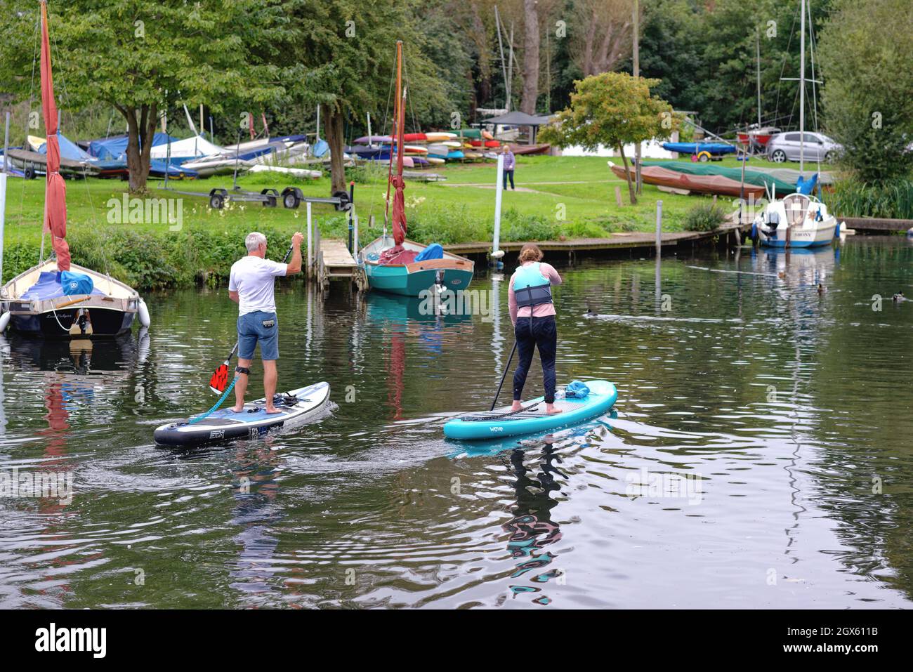 Man and woman paddling hi-res stock photography and images - Alamy