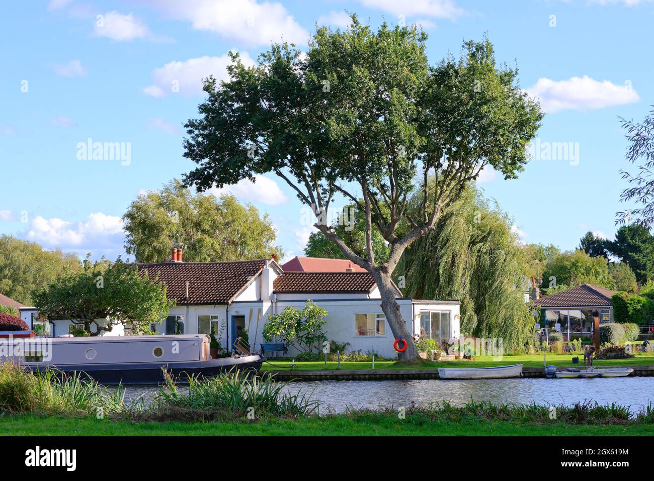 The River Thames and Pharaohs Island at Shepperton on a sunny summers ...