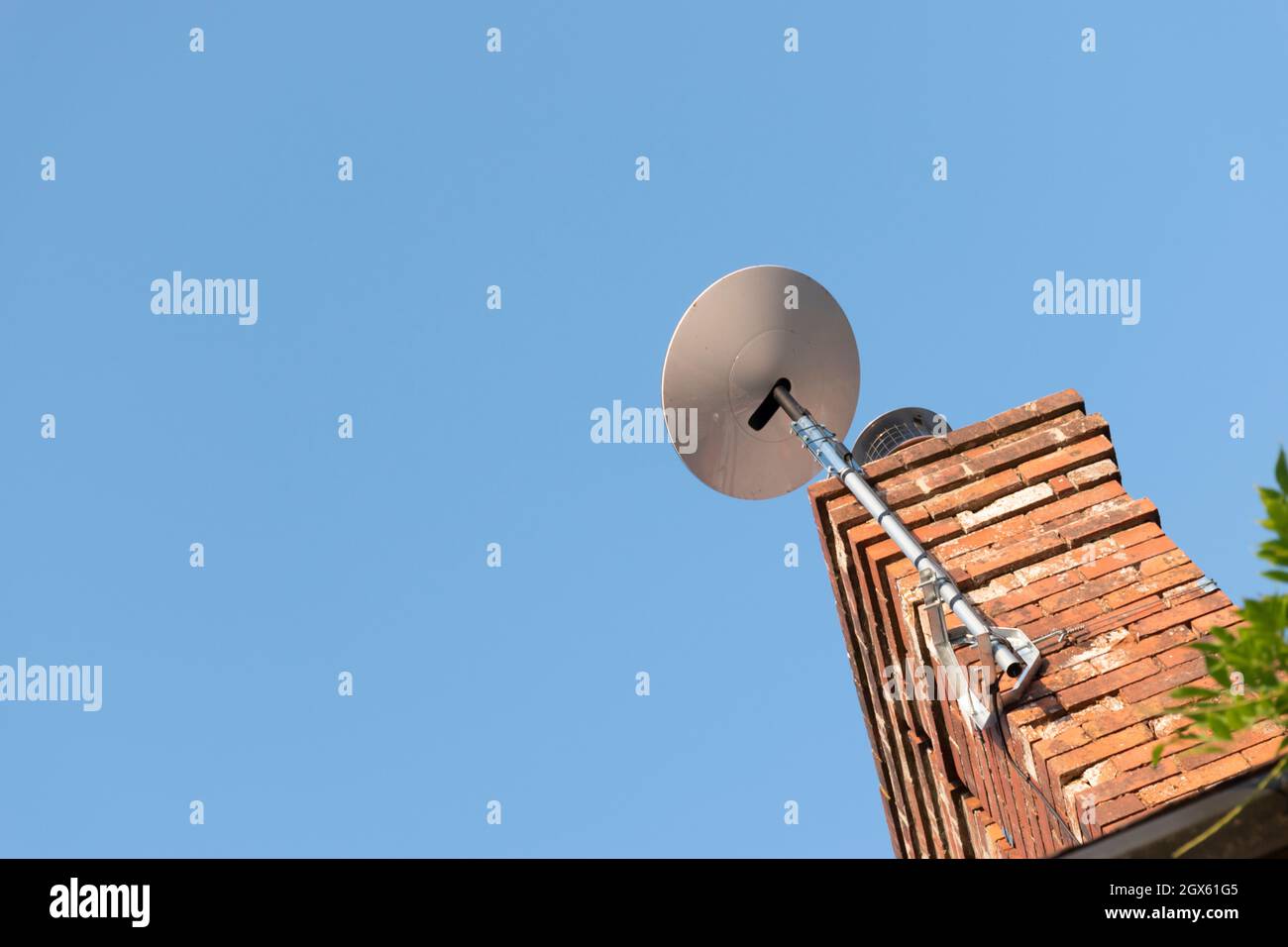 Starlink dish hi-res stock photography and images - Alamy