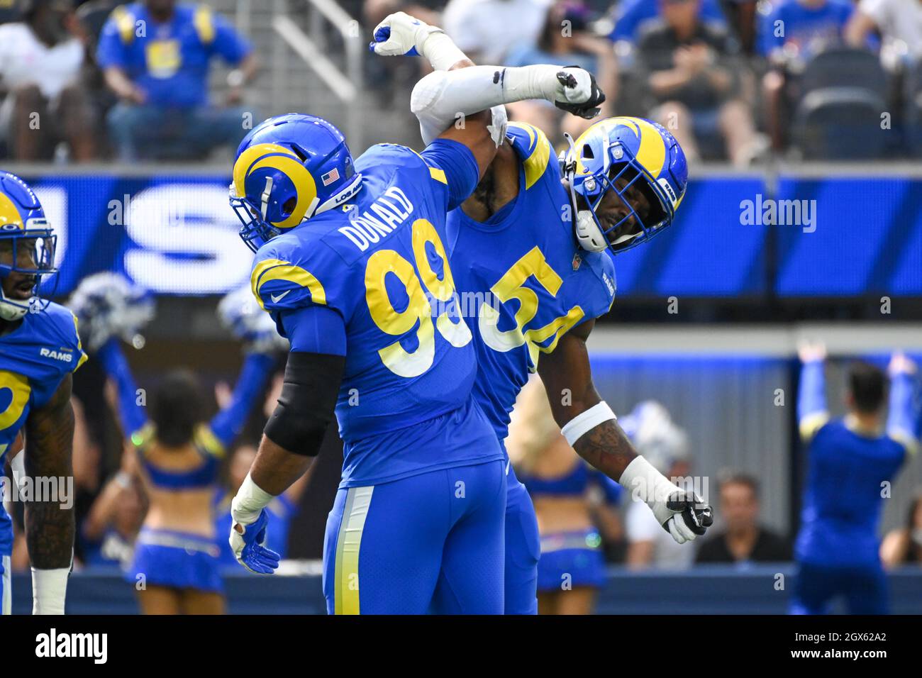 Defensive end aaron donald 99 hi-res stock photography and images - Alamy