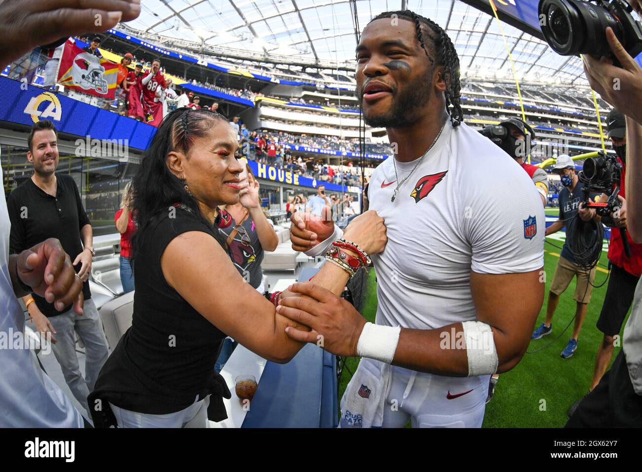 Arizona Cardinals quarterback Kyler Murray (1) embraces his mother ...