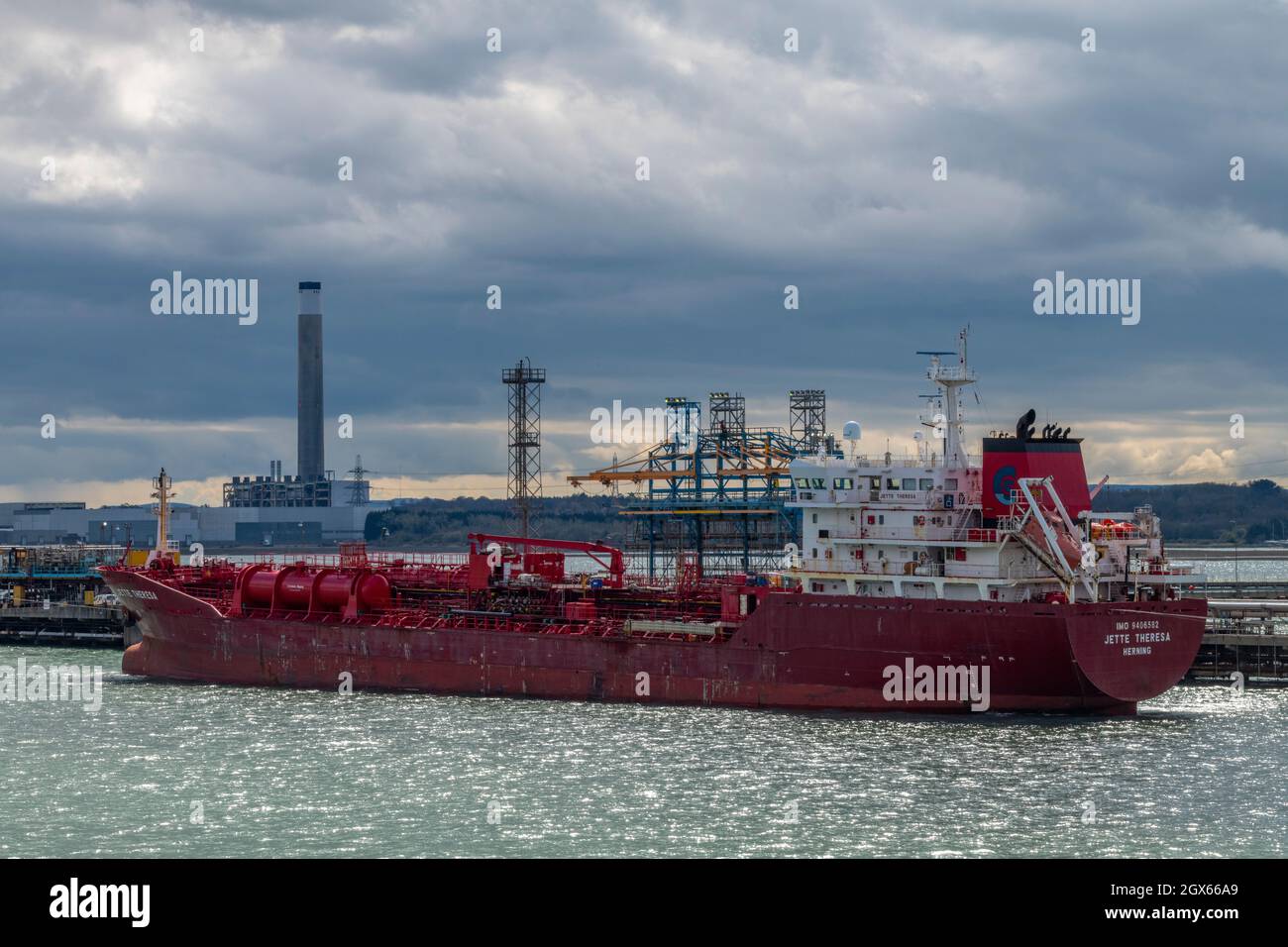 a low pressure gas tanker ship alongside at the exxon mobil fawley oil ...