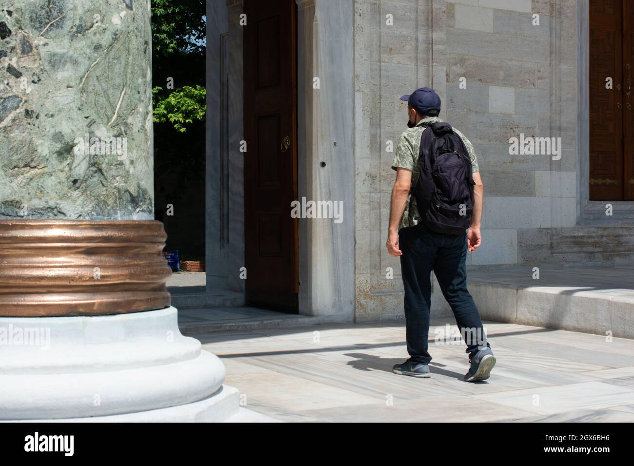Entering a building hi-res stock photography and images - Alamy