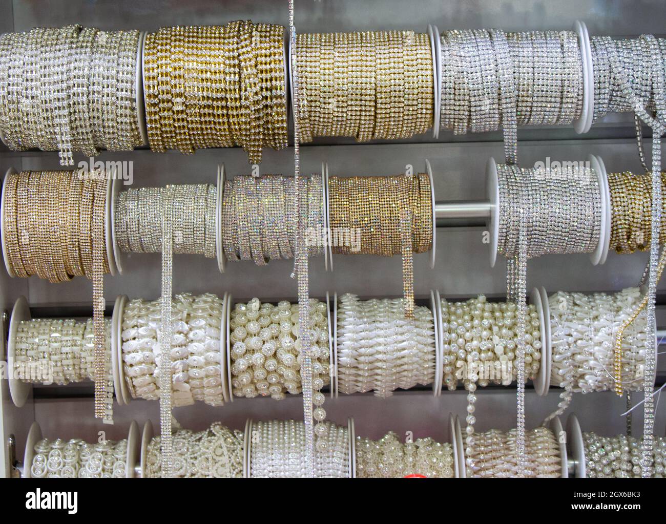 Decorative chains hi-res stock photography and images - Alamy