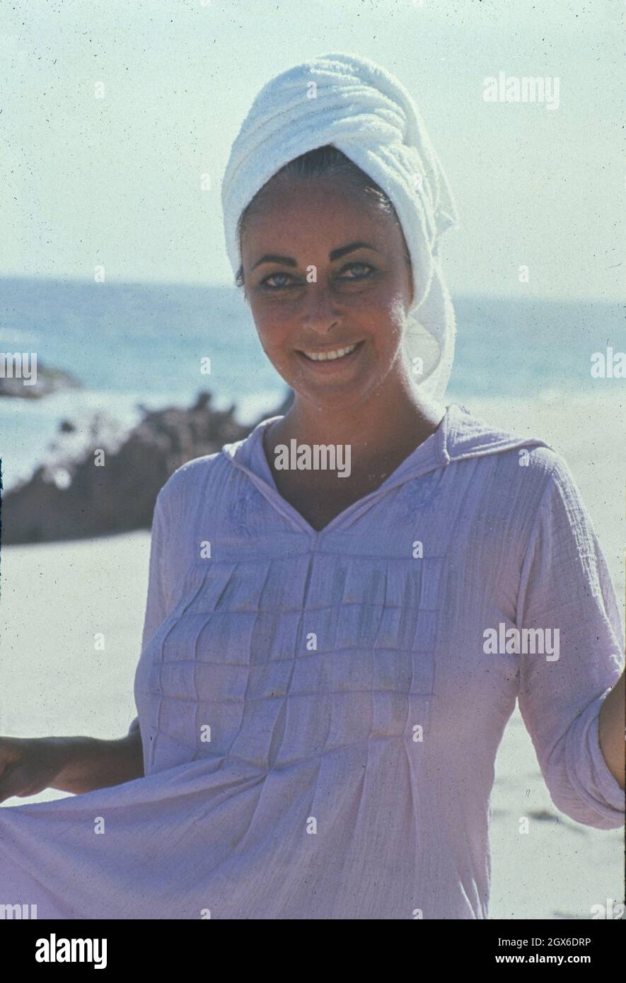 Elizabeth Taylor on a photoshoot in Mexico in 1976Captioned: 6/12 ...