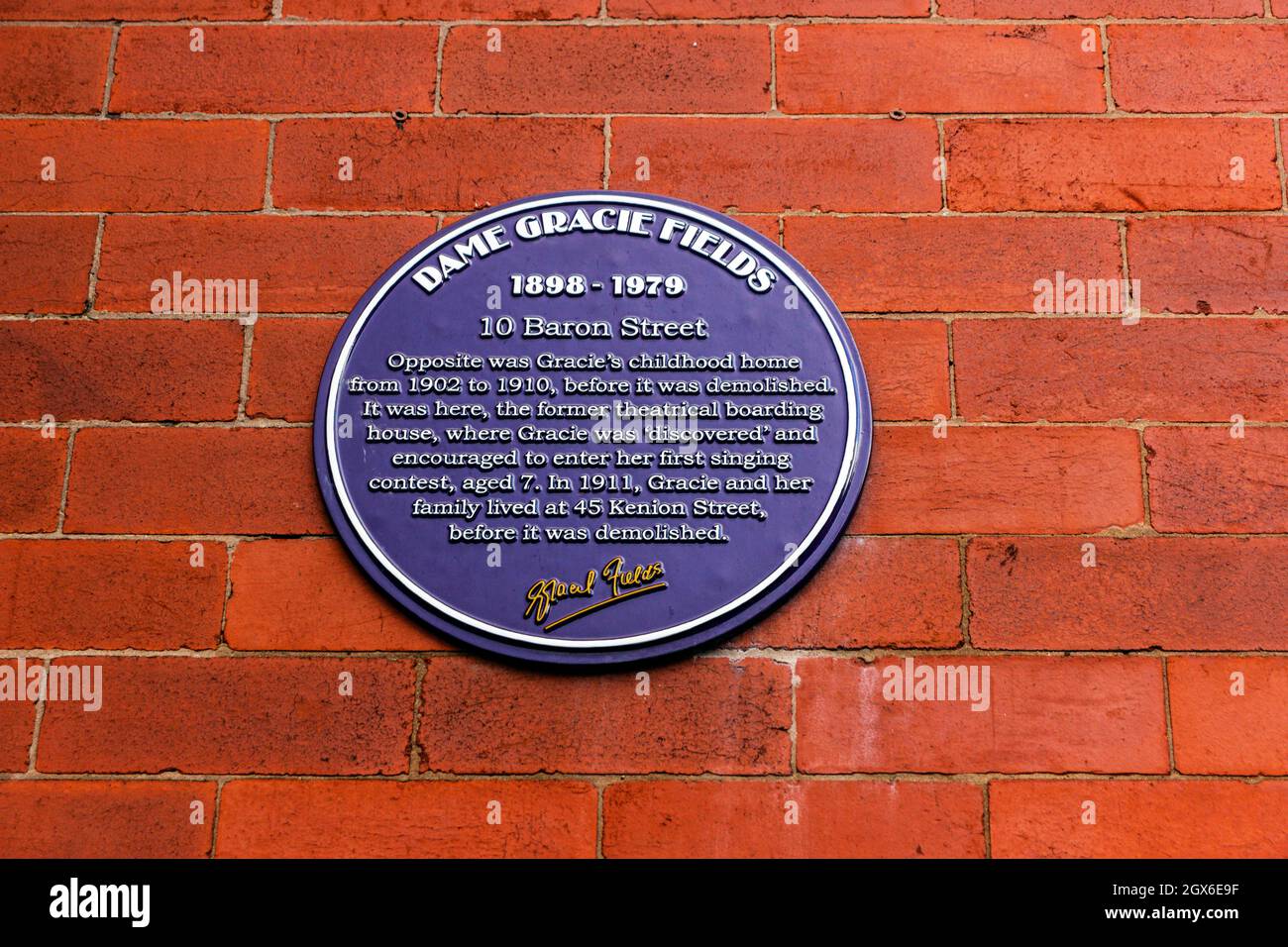 Purple plaque for Dame Gracie Fields. Baron Street, Rochdale Stock ...