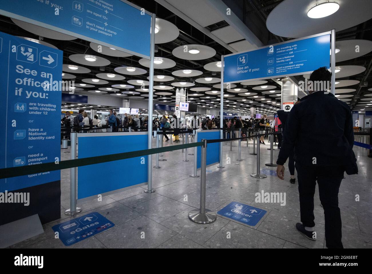 London airport security checks hi-res stock photography and images - Alamy