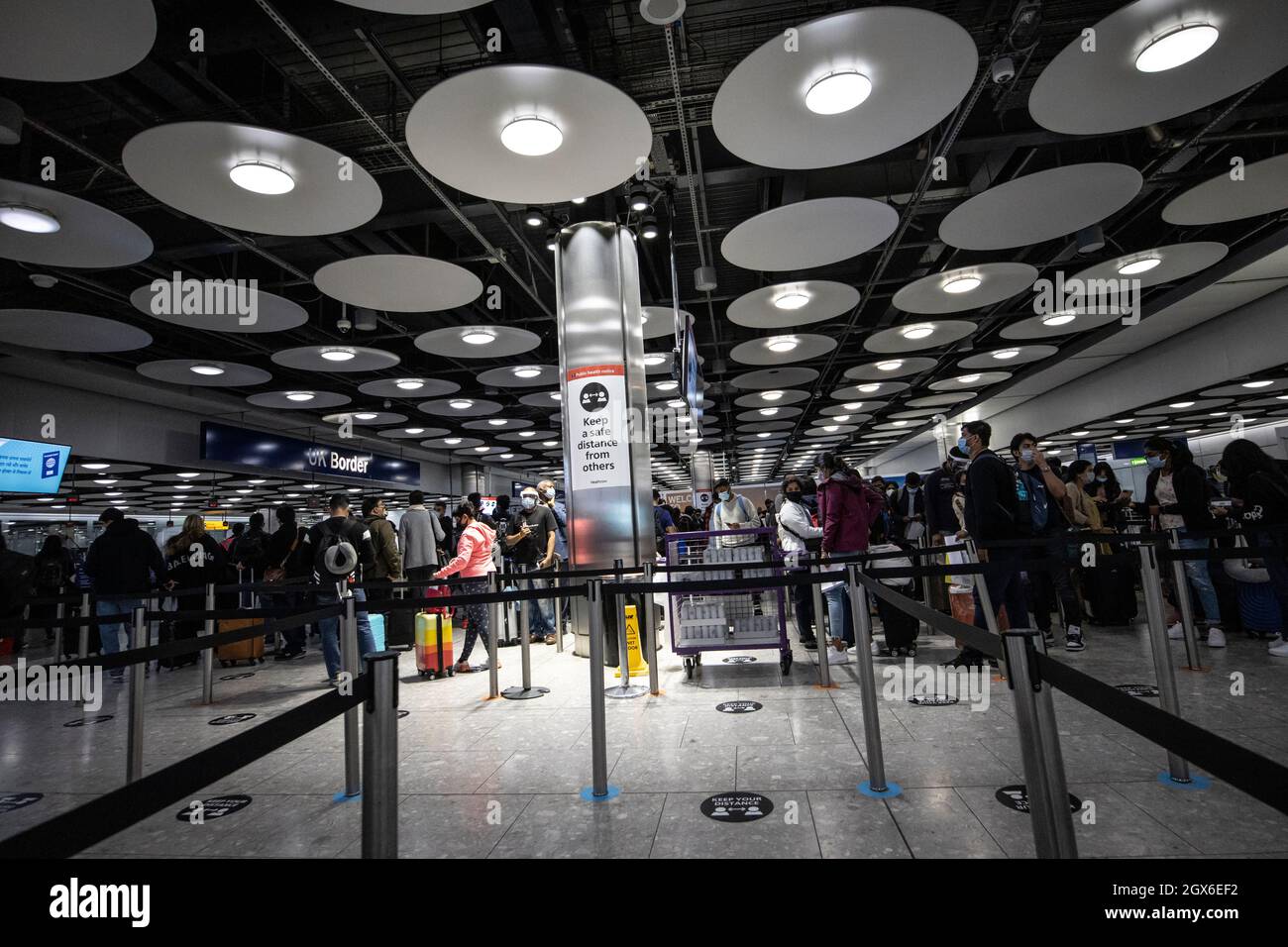 London airport security checks hi-res stock photography and images - Alamy