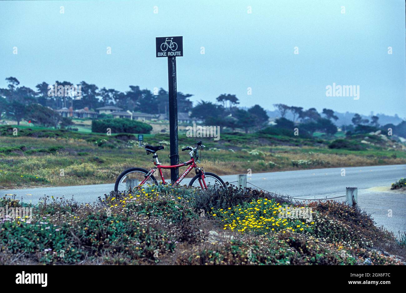 Bike route sing and bicycle hi-res stock photography and images - Alamy
