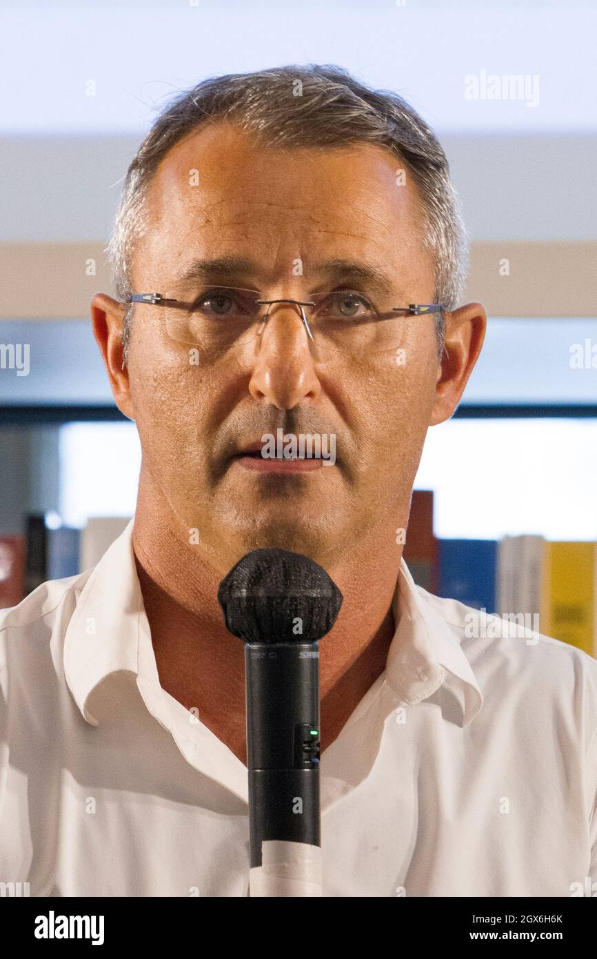 Israeli author writer hi-res stock photography and images - Alamy