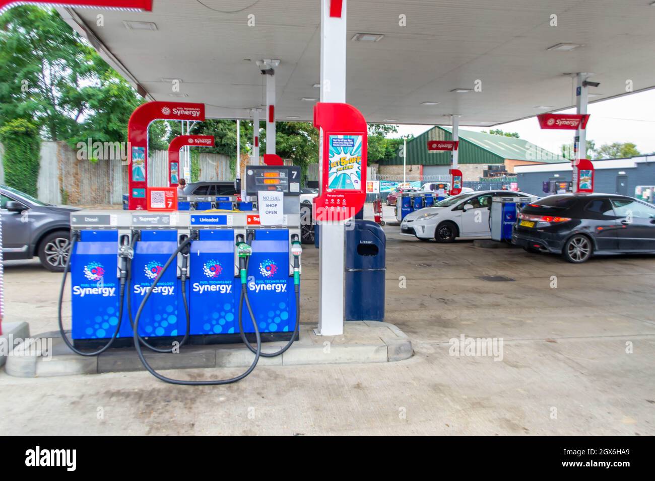 DENHAM, ENGLAND - 25 September 2021: 'NO FUEL - SHOP OPEN' sign at an ...