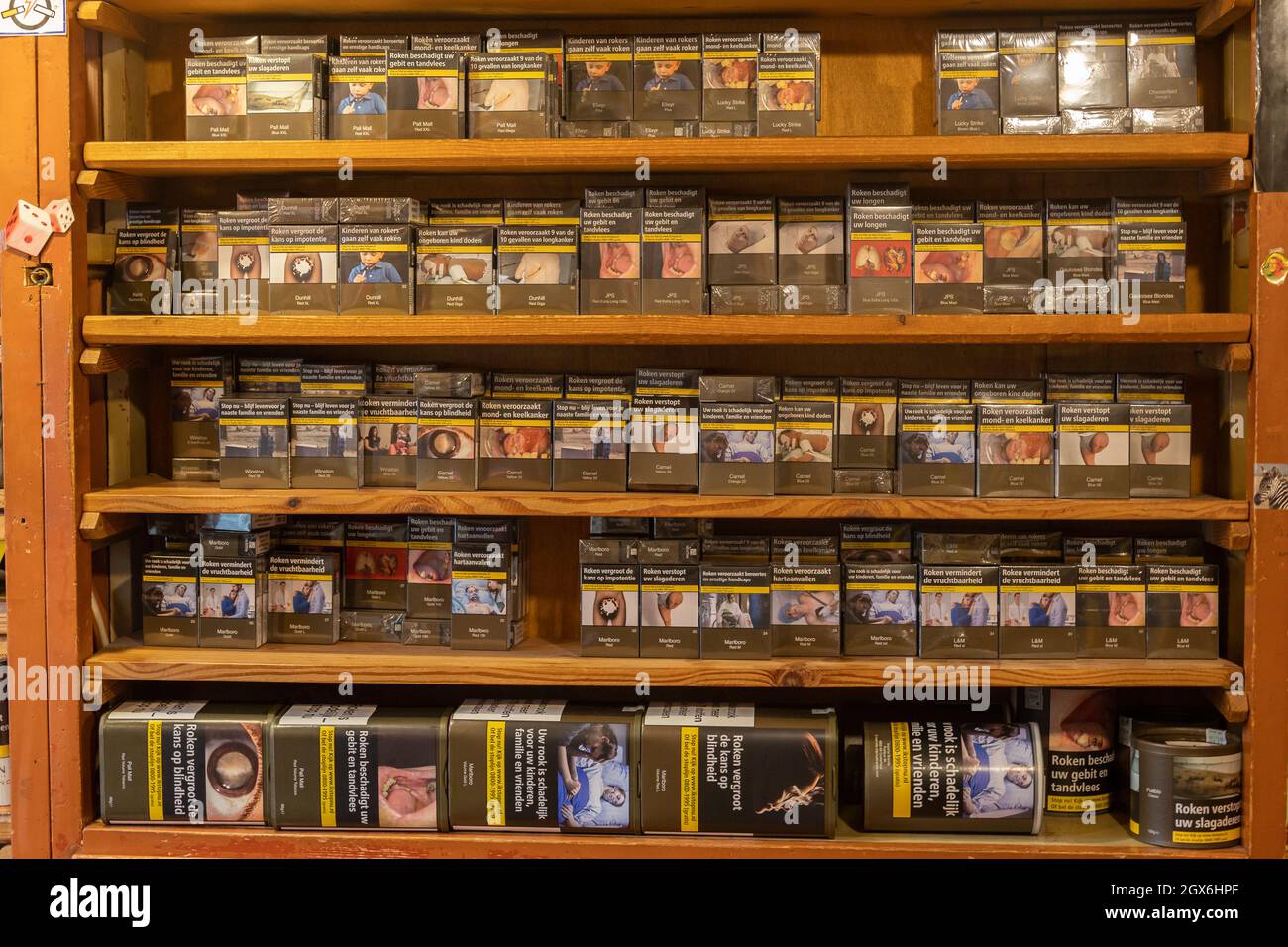 Marlboro hand rolling tobacco packet hi-res stock photography and ...