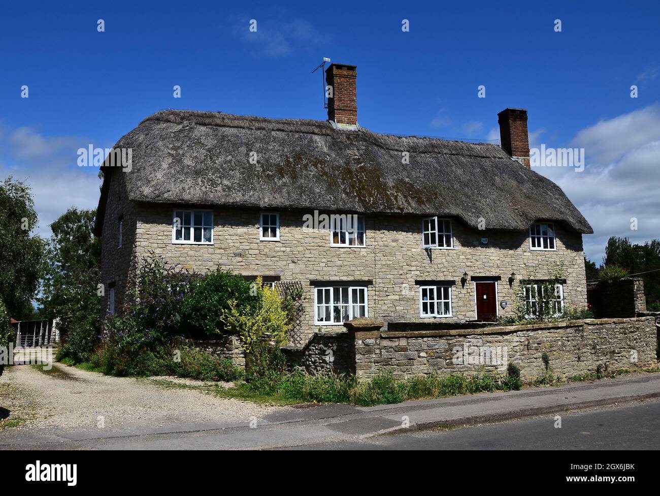 Thatched cottages in Yetminster village in north Dorset UK Stock Photo ...