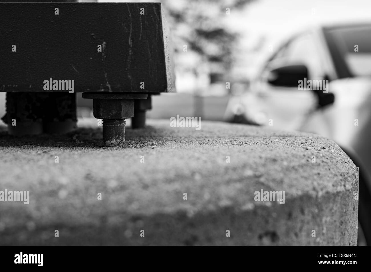 Structural support on concrete with gap to main plate and anchor bolts ...