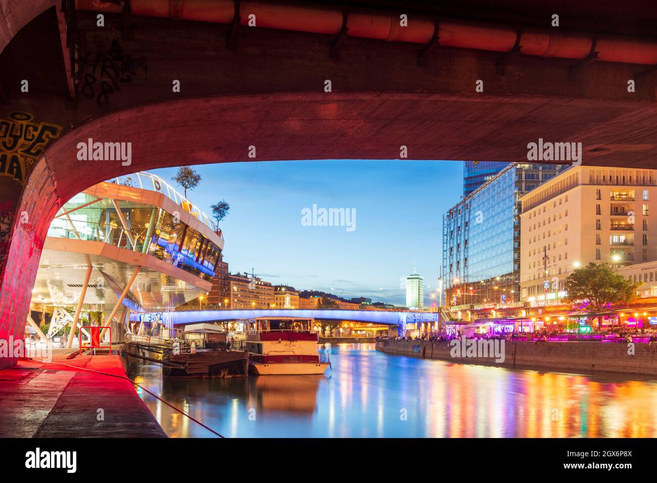 Wien, Vienna: river Donaukanal, restaurant "Motto am Fluss" (left ...