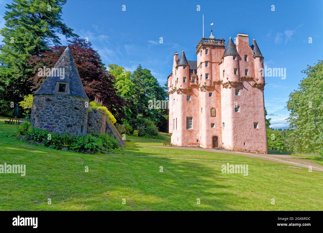 Harled stone hi-res stock photography and images - Alamy