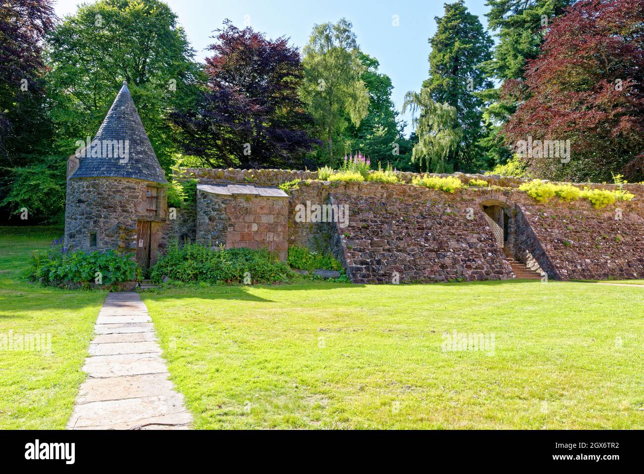 Harled stone hi-res stock photography and images - Alamy