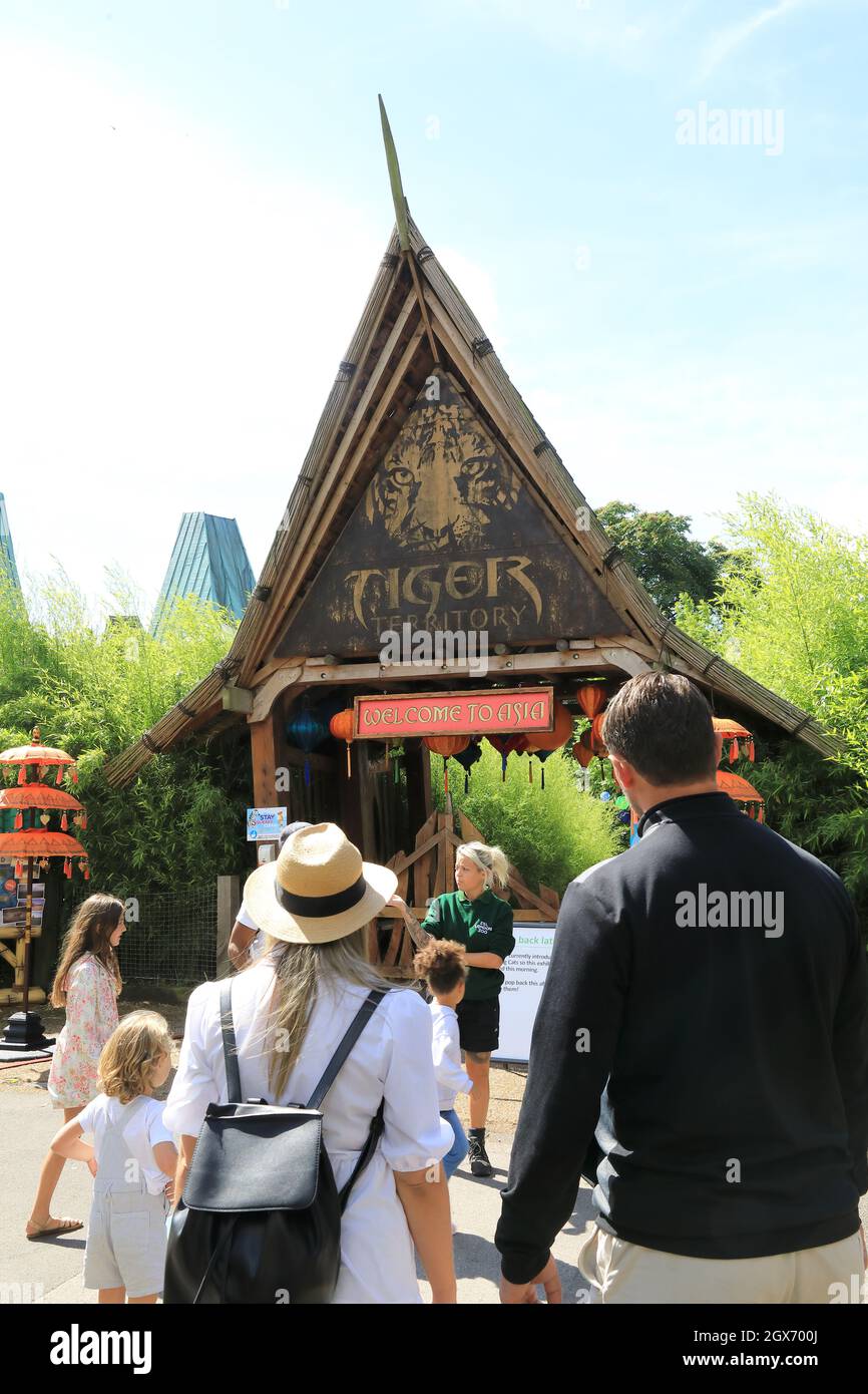 Regents park london zoo entrance hi-res stock photography and images ...