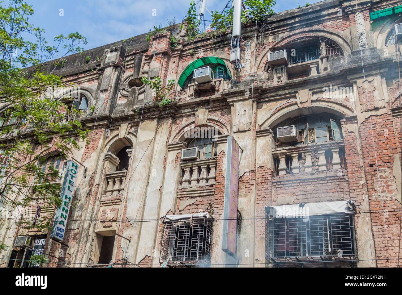 KOLKATA, INDIA - OCTOBER 31, 2016: Dilapidated house in the center of ... KOLKATA, INDIA - OCTOBER 31, 2016: Dilapidated house in the center of ...