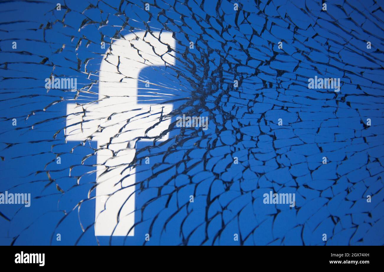 Facebook logo broken hi-res stock photography and images - Alamy