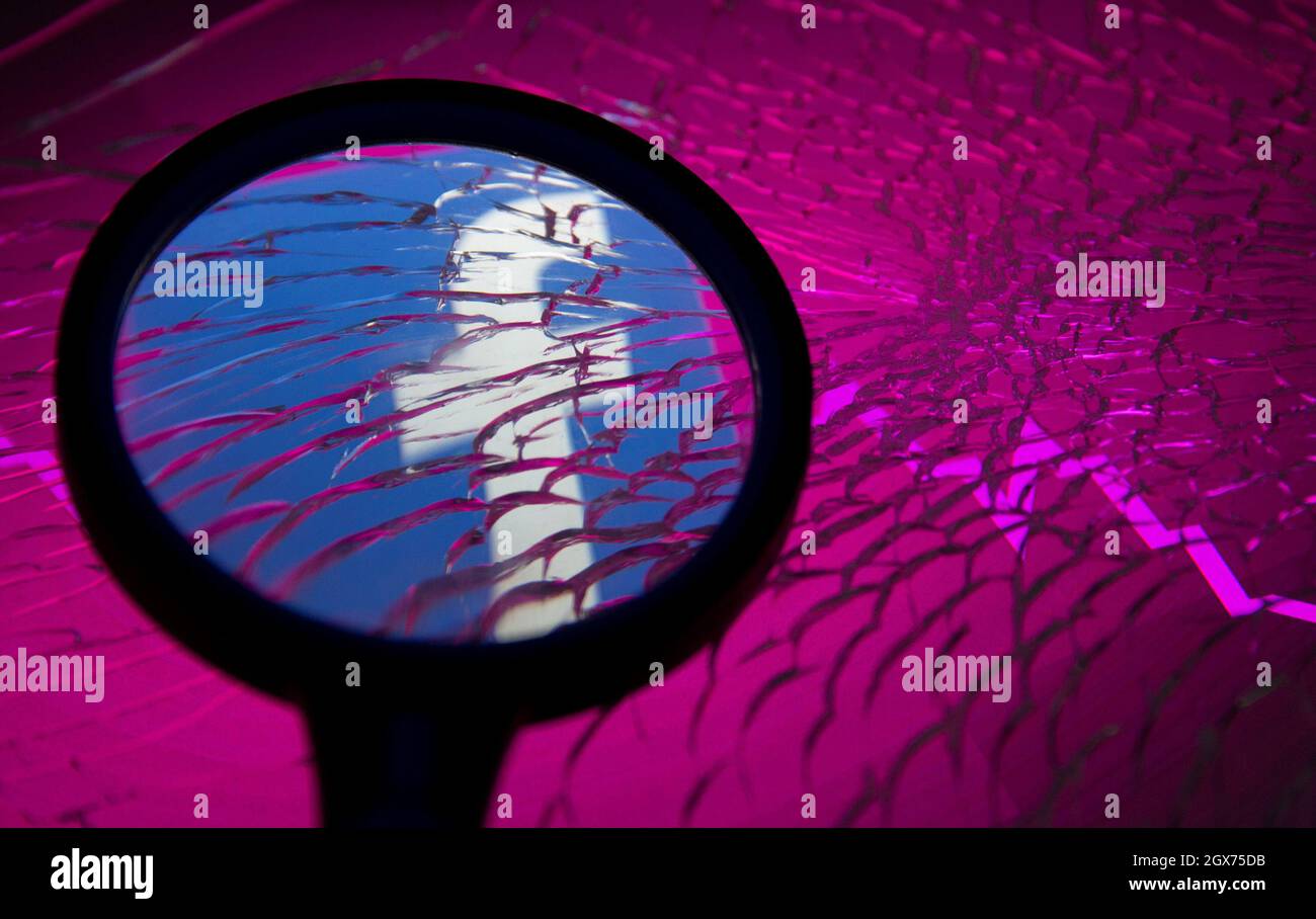 Facebook logo broken hi-res stock photography and images - Alamy