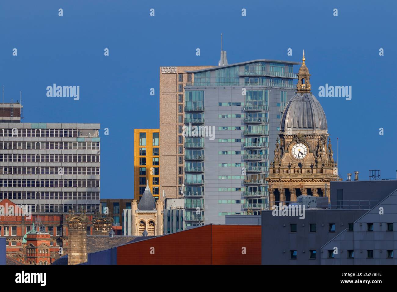 Leeds Town Hall in the centre of Leeds & K2 apartment building Stock ...