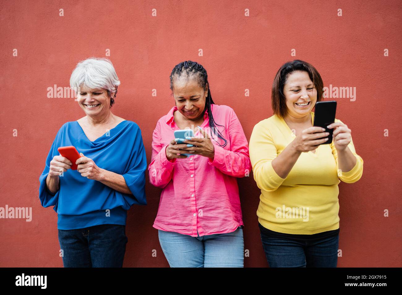 Friends using cell party hi-res stock photography and images - Alamy